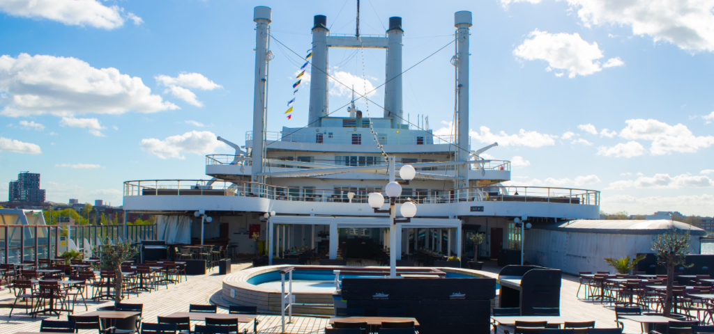 Vier de feestdagen aan boord van het ss Rotterdam: Kerstbrunch